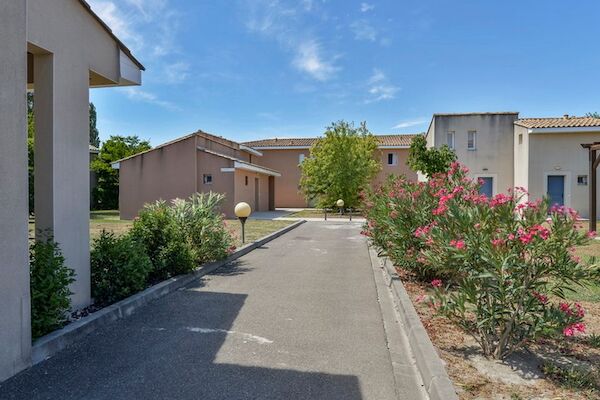 Hôtel Sun Hols Les Rives du Lac Saint Saturnin les Avignon France ...